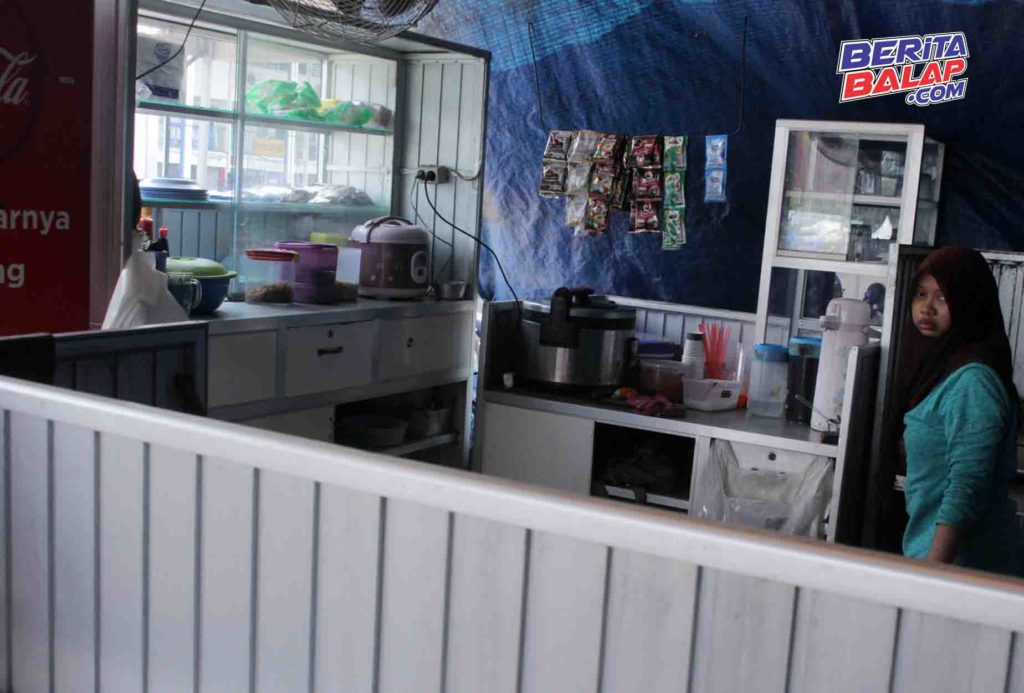 Lebih Dekat Ibu "Risma", Jualan Nasi Rawon di Trek Sentul, Omzetnya ...