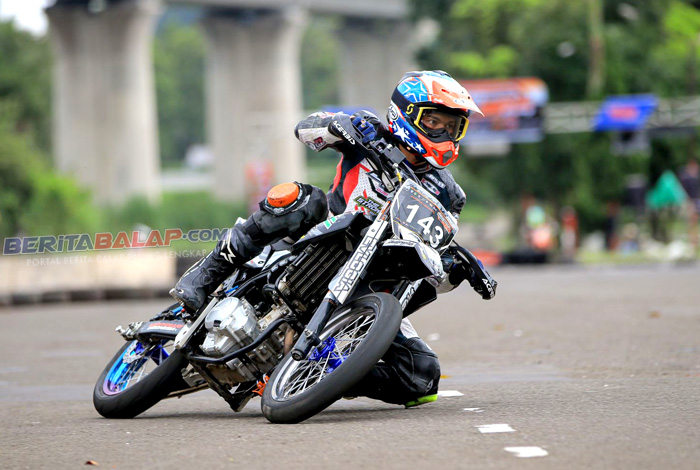 Sempurna, Alfi Husni Pertahankan Gelar JU Supermoto Mix Rider Di Road Race 2022 Cimahi ...